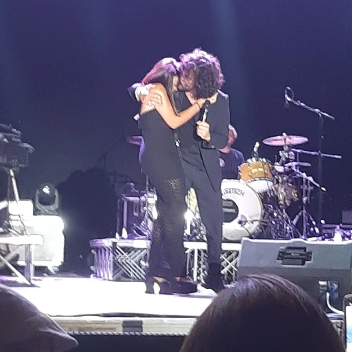 Francesco Renga mentre si esibisce chiama la figlia Jolanda sul palco ...