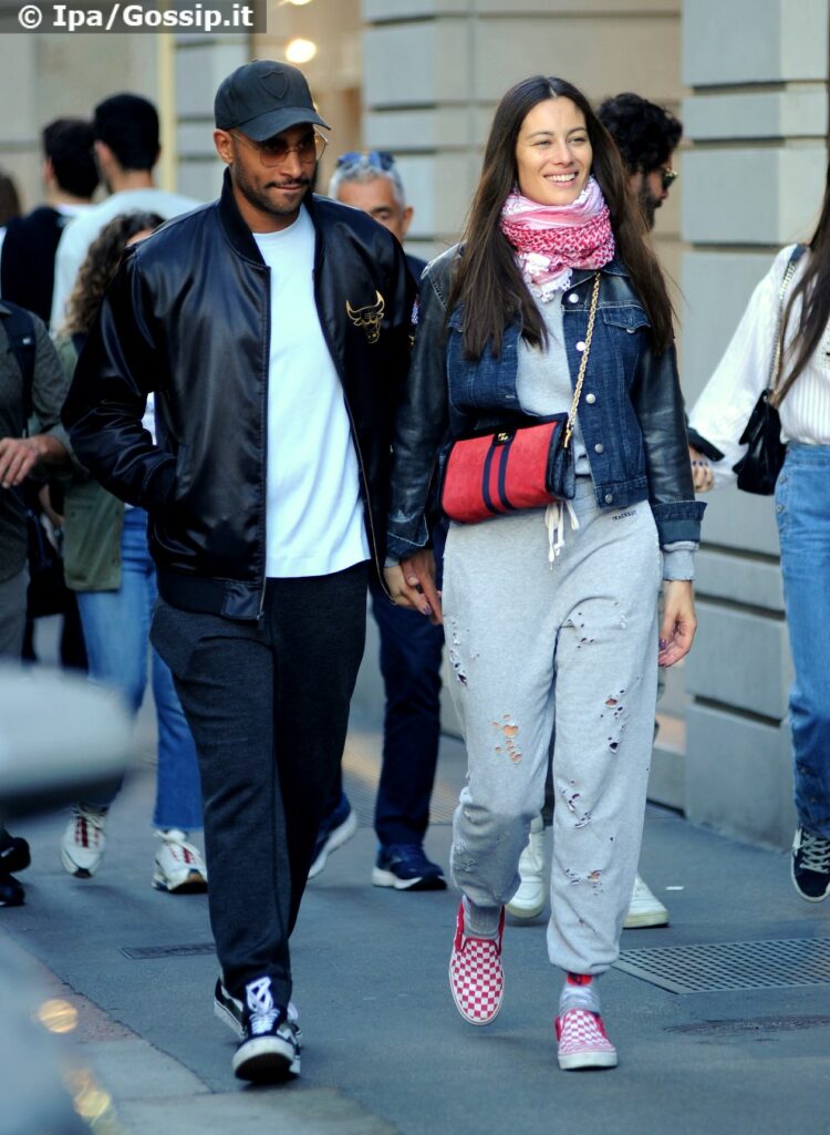 Marica Pellegrinelli e il fidanzato William Djoko si scambiano baci mentre passeggiano a Milano ...