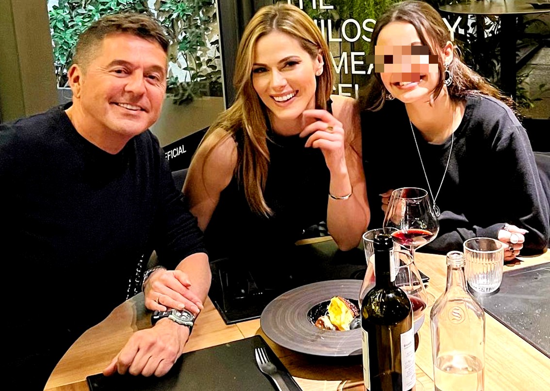 Teo Mammucari al ristorante con l'ex Thais Wiggers e la loro figlia: rarissima foto insieme ...