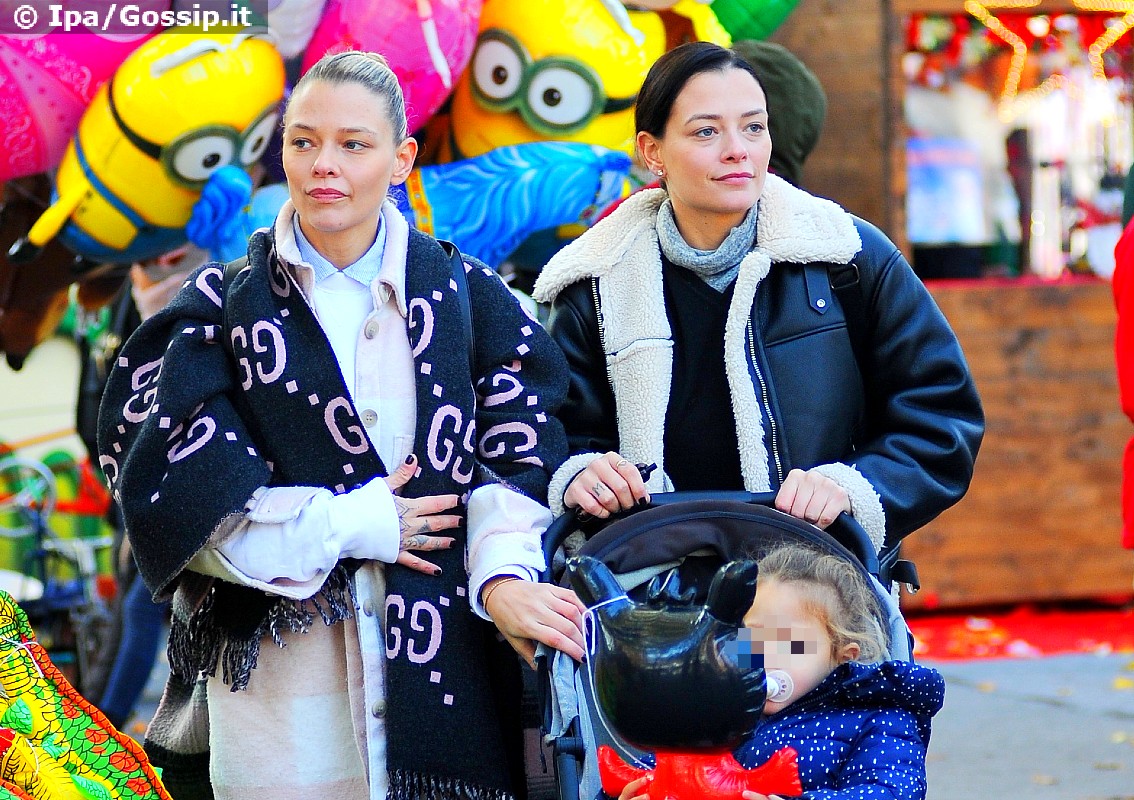 Silvia Provvedi e la sorella Giulia portano la piccola Nicole al parco ...