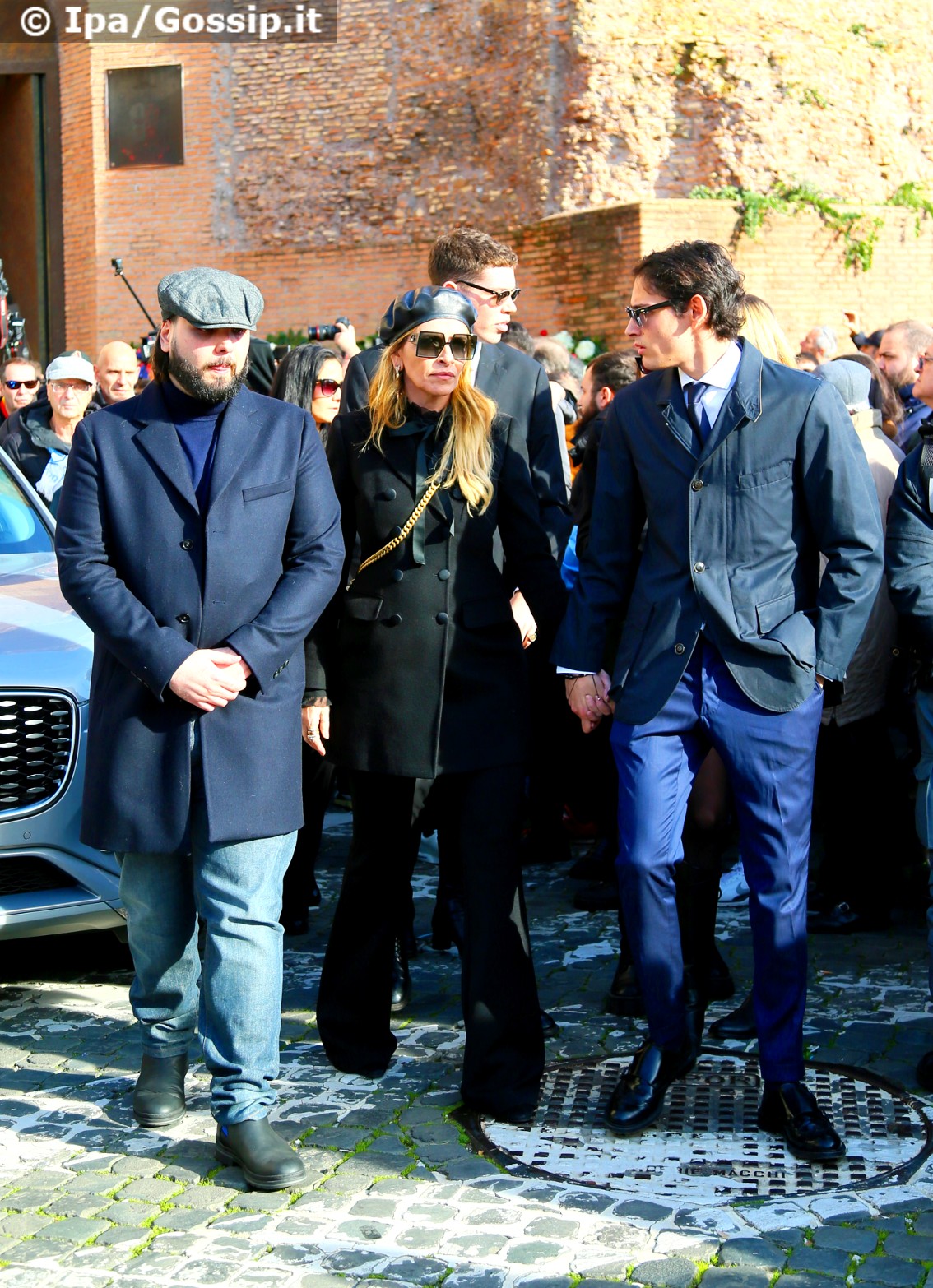 In migliaia al funerale di Sinisa Mihajlovic a Roma: Totti, De Rossi ...