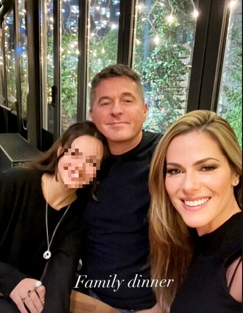 Teo Mammucari al ristorante con l'ex Thais Wiggers e la loro figlia: rarissima foto insieme ...