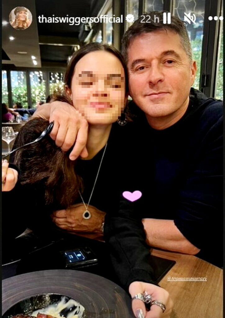 Teo Mammucari al ristorante con l'ex Thais Wiggers e la loro figlia: rarissima foto insieme ...