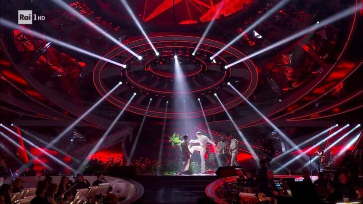 Blanco perde il controllo a Sanremo: spacca tutta la scenografia, il pubblico lo fischia. La ...