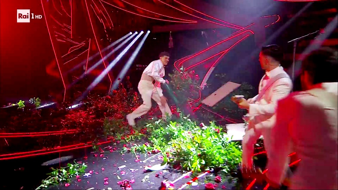 Blanco perde il controllo a Sanremo: spacca tutta la scenografia, il pubblico lo fischia. La ...